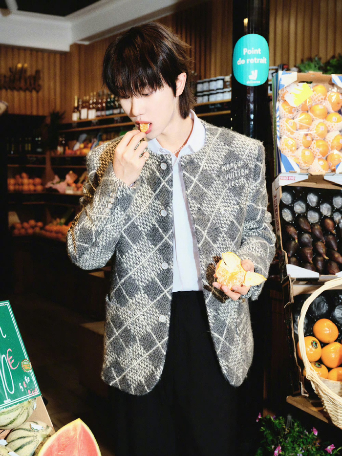 徐明浩一身LV25早春系列亮相路易威登2025春夏男装大秀…