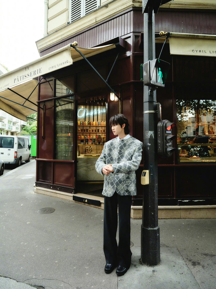 徐明浩一身LV25早春系列亮相路易威登2025春夏男装大秀…