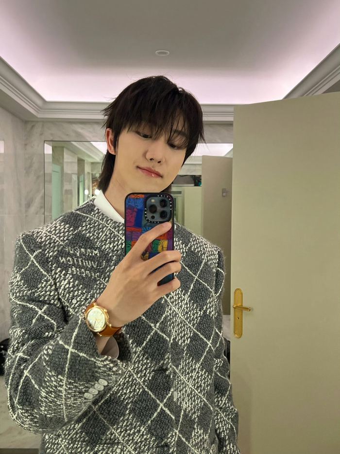 徐明浩一身LV25早春系列亮相路易威登2025春夏男装大秀…