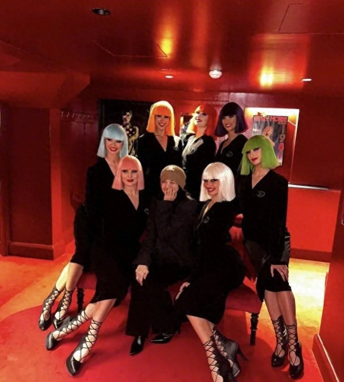 Lisa疯马秀首场演出结束，合照在网上热传，智秀和Rosé现场支持？