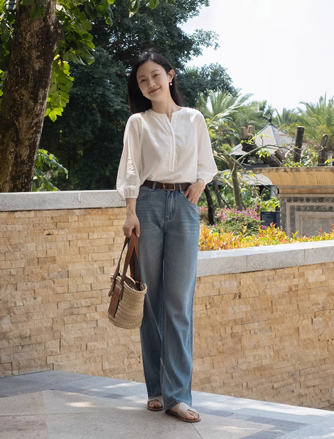 夏天职场女生怎么穿更美？衬衫+阔腿裤和平底鞋就够，简约利落