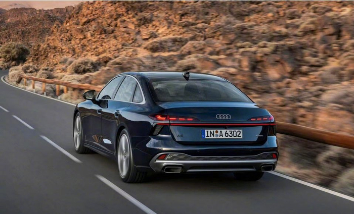 奥迪 全新A6 Sedan 三厢版，这个是标准轴距…__财经头条
