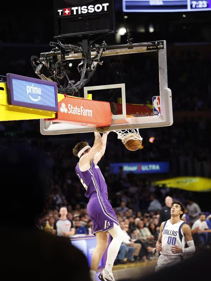 里夫斯晒篮球周表现感恩，AR3代新配色今日发售获湖人队友点赞__财经头条__新浪财经