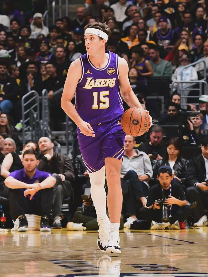 里夫斯晒篮球周表现感恩，AR3代新配色今日发售获湖人队友点赞__财经头条__新浪财经