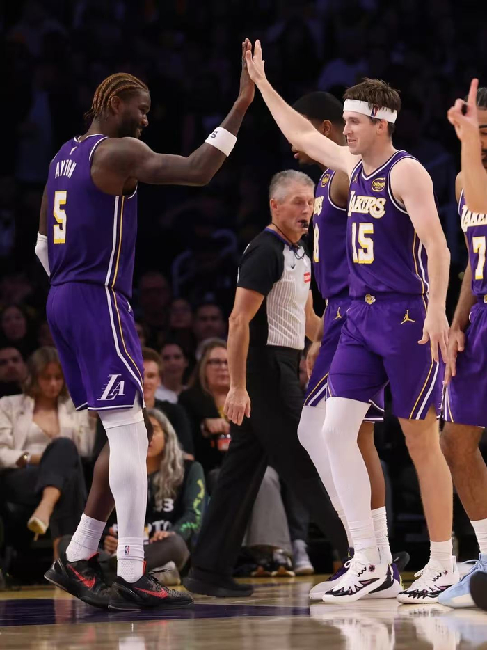 里夫斯晒篮球周表现感恩，AR3代新配色今日发售获湖人队友点赞__财经头条__新浪财经