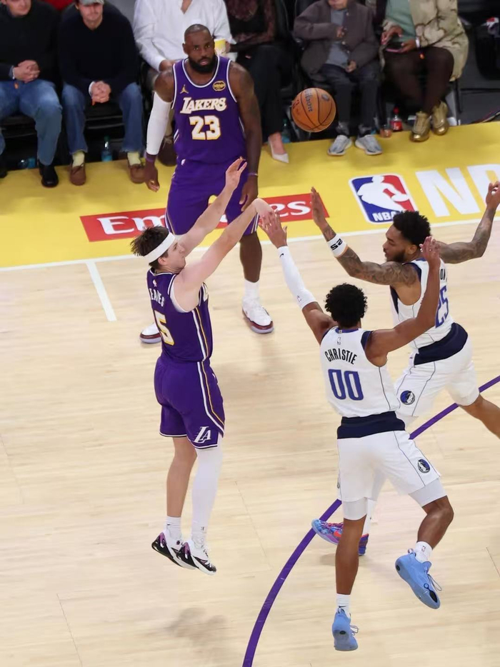 里夫斯晒篮球周表现感恩，AR3代新配色今日发售获湖人队友点赞__财经头条__新浪财经