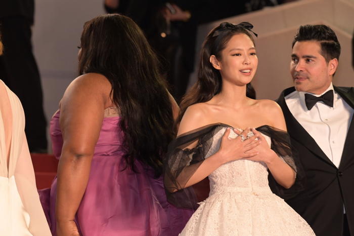 bk成员Jennie亮相红毯，为自己主演的HBO新剧《偶像漩涡》站台|站台|Jennie|HBO新剧_新浪新闻