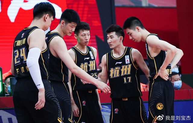 诡异！广厦中场休息回来不会打球了！胡金秋受伤让他们自乱阵脚？