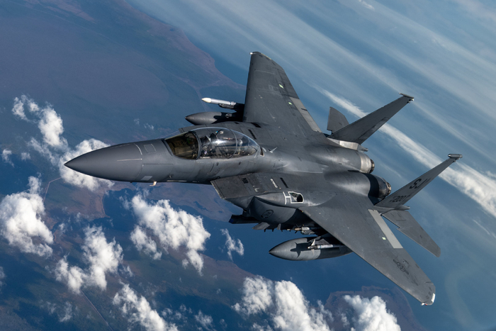 第4战斗机联队的F-15E“攻击鹰”飞机飞越佛罗里达州北卡上空