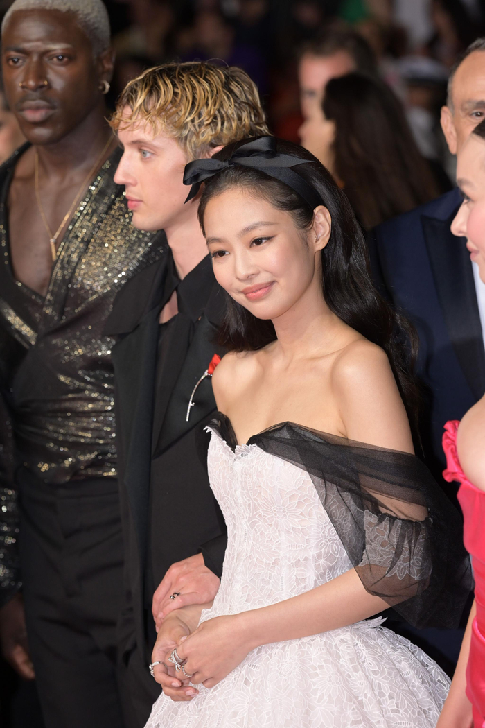 bk成员Jennie亮相红毯，为自己主演的HBO新剧《偶像漩涡》站台|站台|Jennie|HBO新剧_新浪新闻