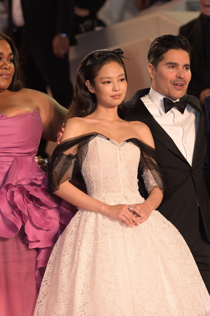 bk成员Jennie亮相红毯，为自己主演的HBO新剧《偶像漩涡》站台|站台|Jennie|HBO新剧_新浪新闻