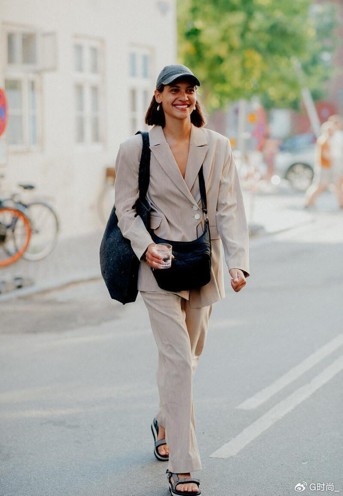 人手必备的棒球帽咋能搭得时尚？这几种方式试一试，搭对了超时髦|棒球帽|帽子|卫衣