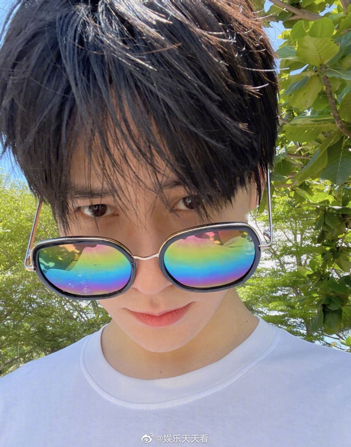 我宣布，戴眼镜的张真源就是最帅的，张哥yyds！！！