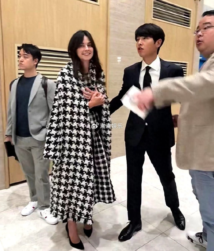 宋仲基带妻子凯蒂参加妹妹婚礼，产后4个月的凯蒂身材恢复苗条|凯蒂|宋仲基|婚礼_新浪新闻