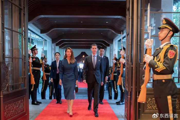 48岁叙利亚总统夫人亮相亚运会，对选手比心，“沙漠玫瑰”仍夺目