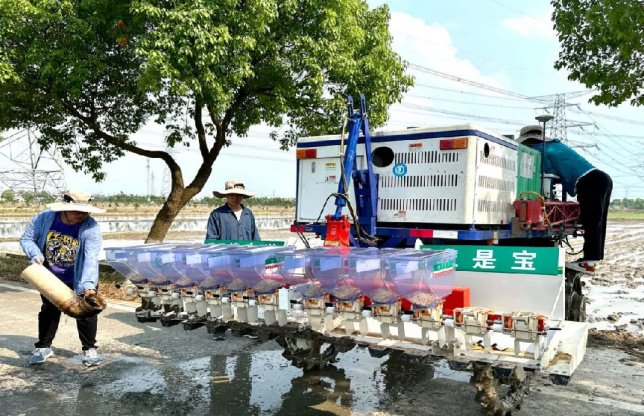 职教助力跨界技能迁移，高校青年走向农业未来_新浪新闻