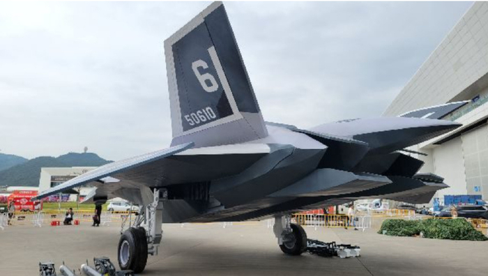 “白帝”乙空天飞机，以等比例模型亮相航展，彰显中国的航天雄心|珠海市|白帝空天战机|空天战斗机|第六代战斗机|广东省_新浪新闻