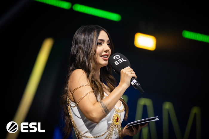 IEM里约女主持Nyvi Estephan……