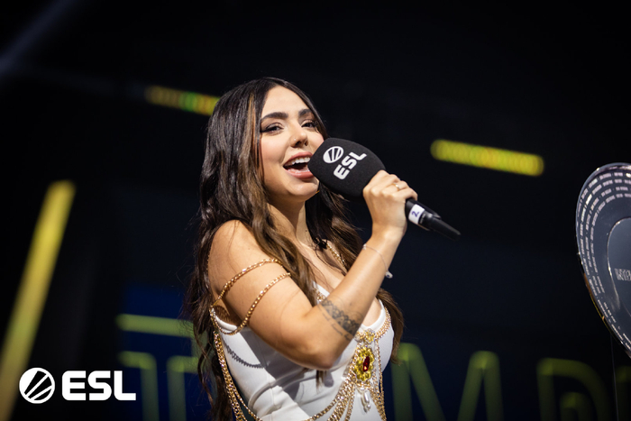 IEM里约女主持Nyvi Estephan……__财经头条__新浪财经