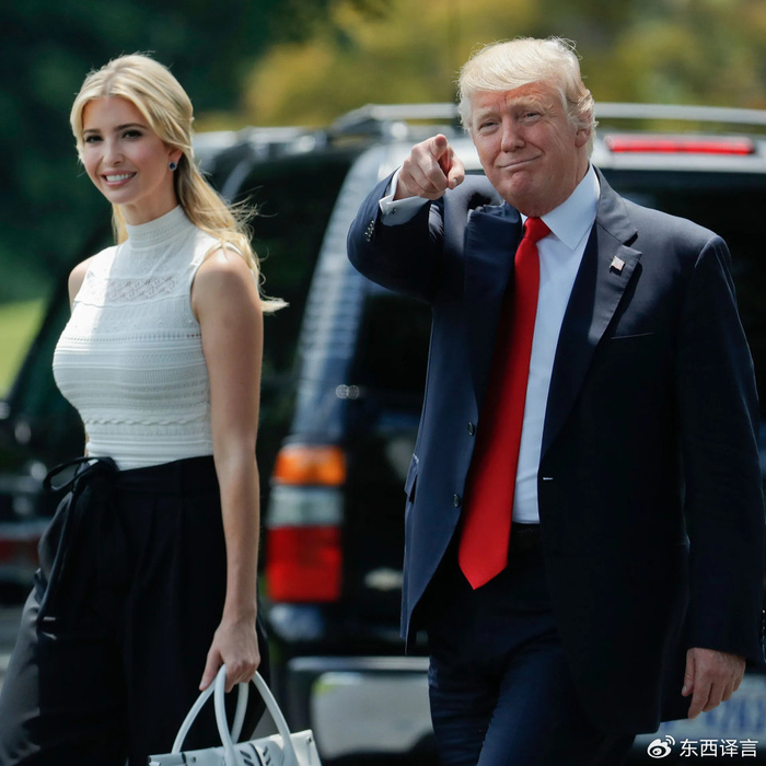 41岁伊万卡穿真丝裙轮廓尽显，牵手丈夫很甜，前总统父亲喜忧参半