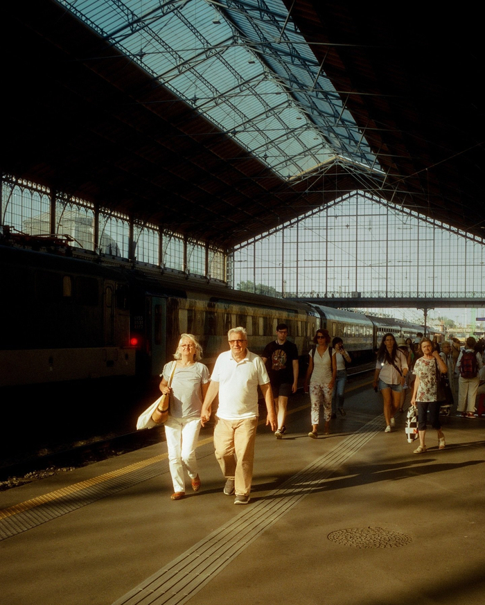 光与影的街头 | Peter Varsics镜头里的布达佩斯__财经头条__新浪财经