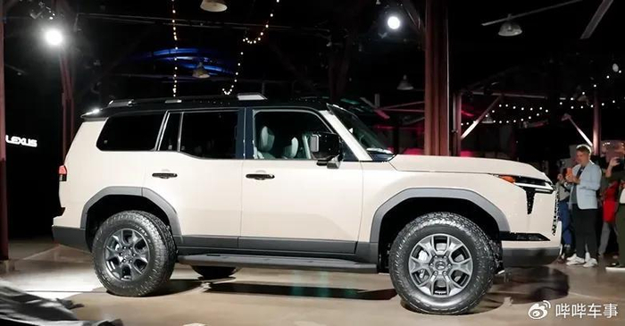 雷克萨斯硬派越野GX550，路虎卫士和奔驰大G，都要礼让三分