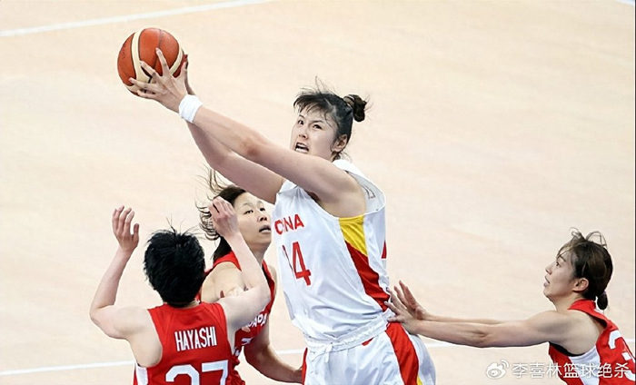 马不停蹄！女篮夺冠后李月汝飞抵土耳其，满血回归当内线新核