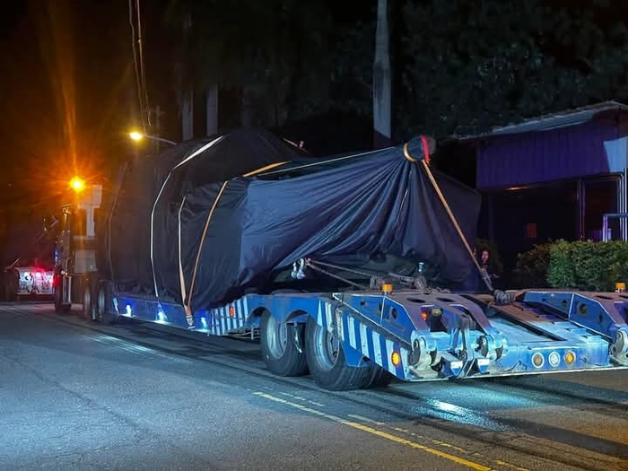 台湾TVBS主播深夜蹲守M1A2T坦克抵台，激动地称见证历史