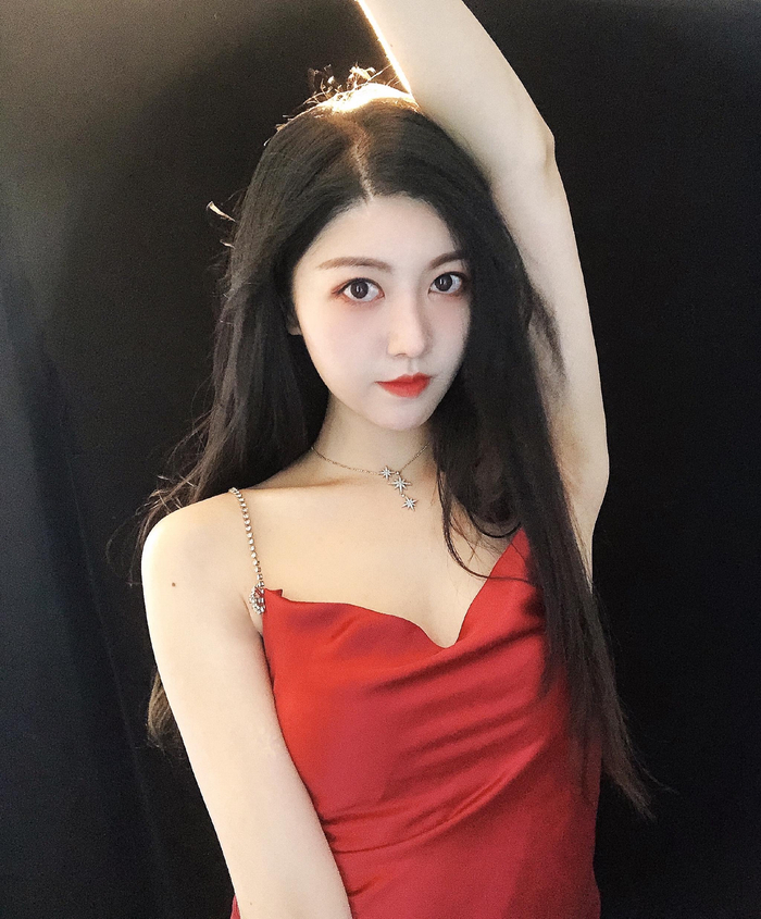 出生于1999年，来自北京电影学院，身高163cm，体重42kg ……__财经头条__新浪财经