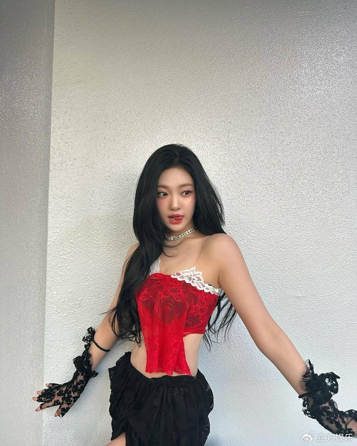 宁艺卓抹胸配短裤性感撩人 表情诱惑化身傲娇小猫|宁艺卓|抹胸|性感_新浪新闻