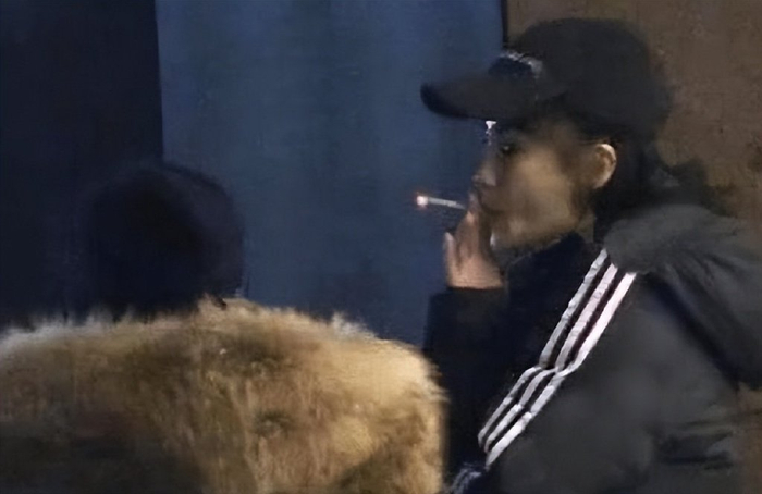 angelababy室内抽烟被偷拍：被拍时一无所知，但不影响她的颜值|艺人|拍摄者|录制者|拍摄|俞飞鸿_新浪娱乐_新浪新闻