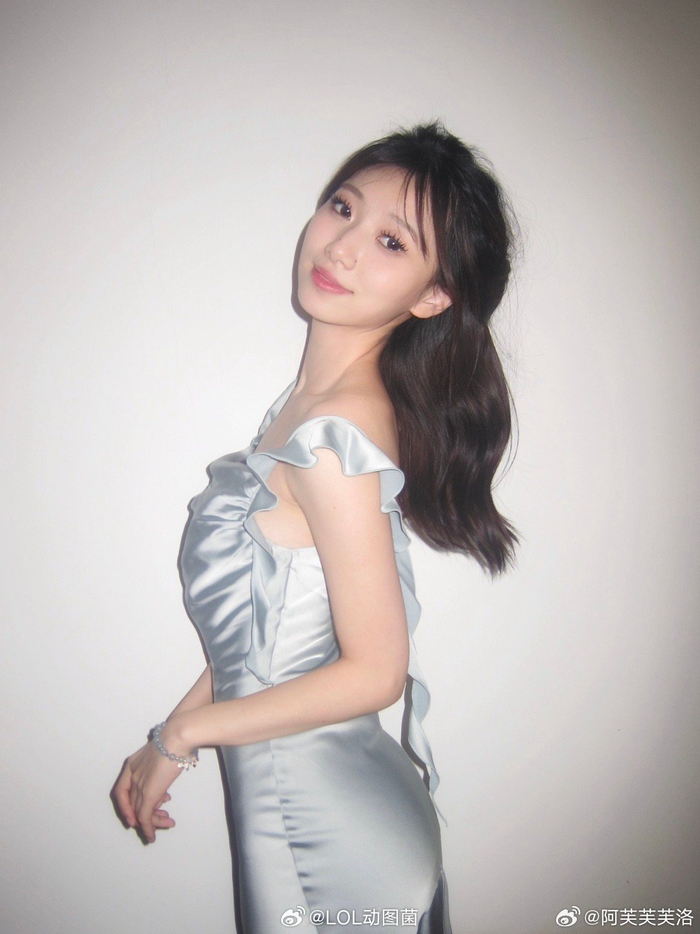 LPL新面孔！昨日LPL春季赛JDG对阵NIP的比赛上，互动主持为阿芙……