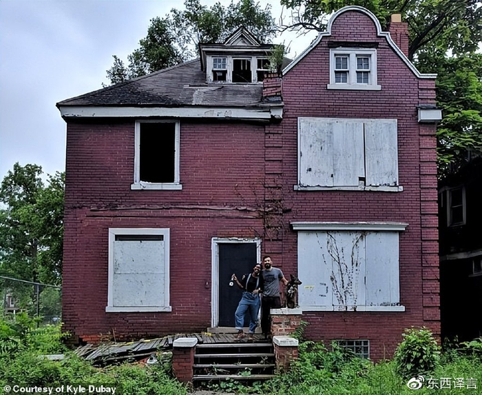 美国夫妇花4.5万入手破败小房子，齐力修缮后，卖了280万