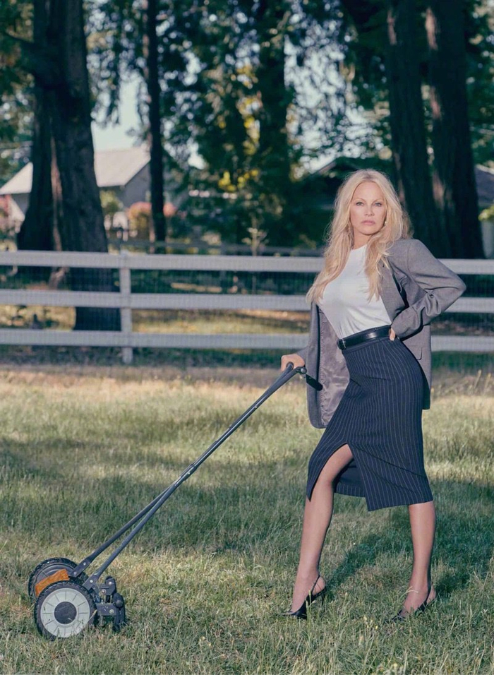 56 Pamela Anderson Aritzia 2023 56 Pamela Anderson Aritzia 2023
