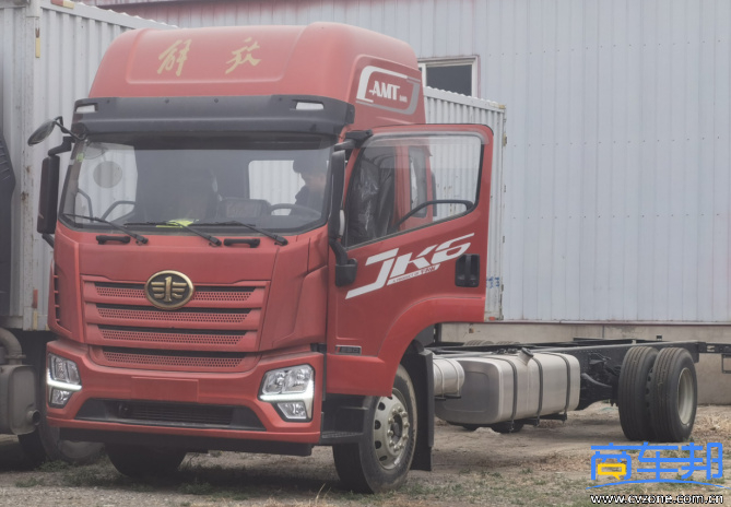 高效运输新利器：实拍解放JK6 4X2自动挡中卡