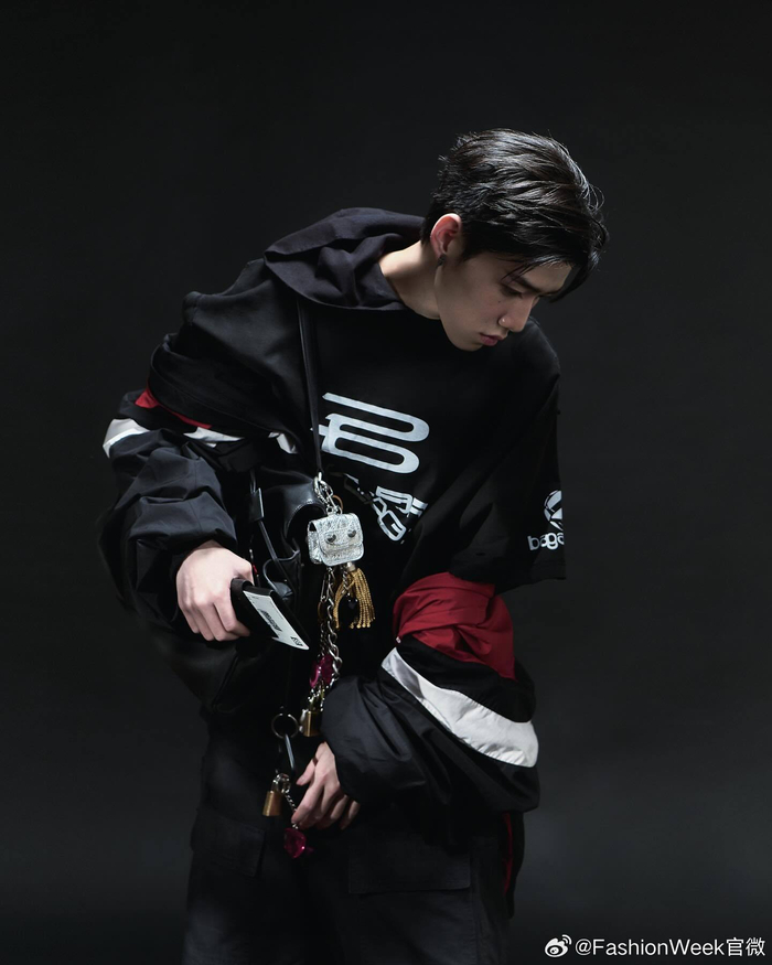 PP Krit以全红抢眼造型现身Balenciaga秋冬秀场！