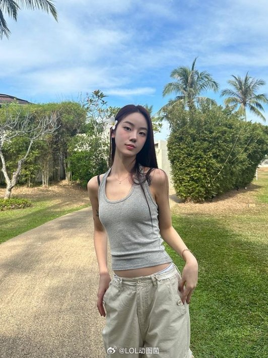 Peyz姐姐晒照：身着休闲背心 闲适度假