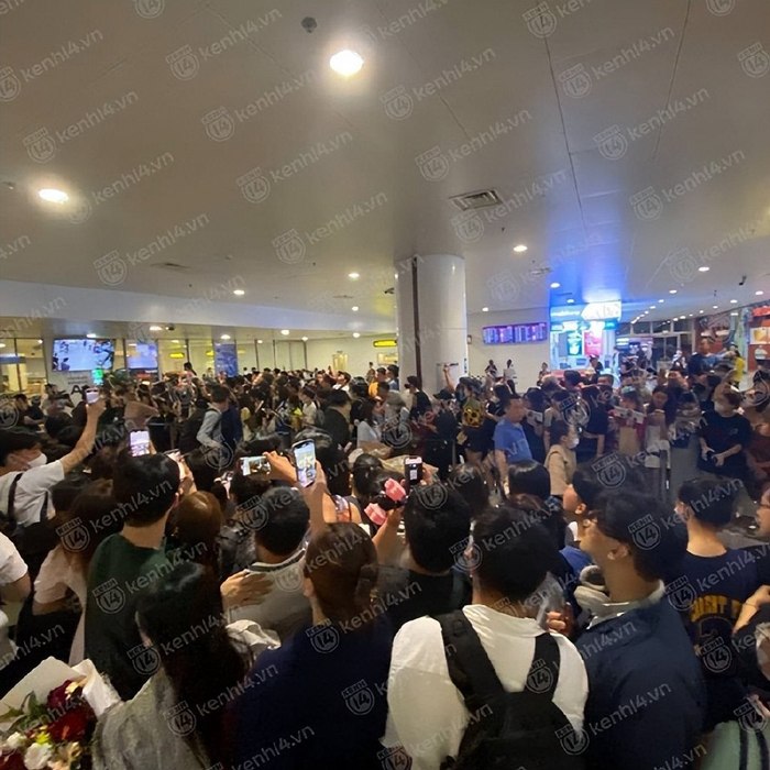 数千人涌入机场迎接BLACKPINK，各种争议中越南演唱会开唱__财经头条__新浪财经