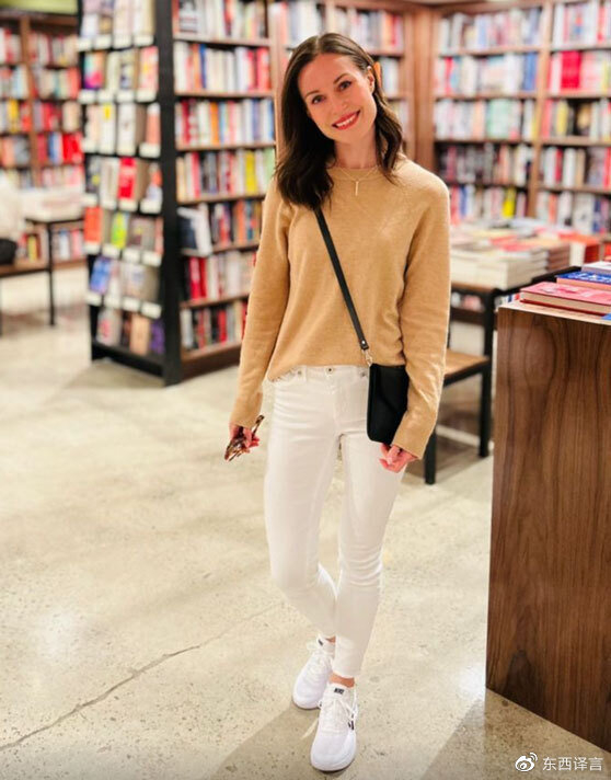 芬兰37岁女总理离婚后首现身！到纽约领博士头衔，仍有“少女感”