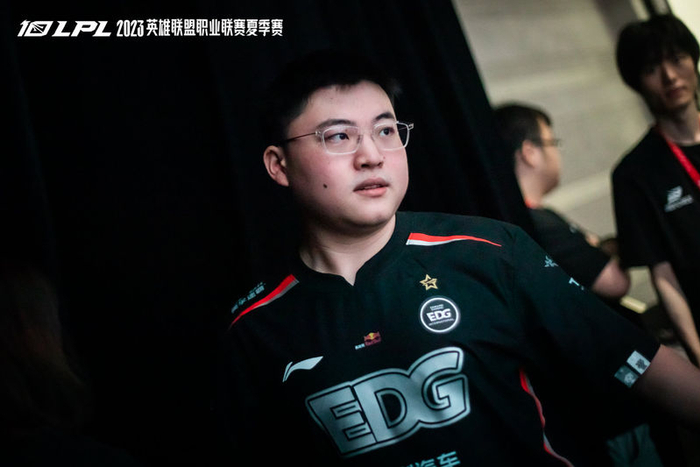 EDG赛后返图 Uzi抿嘴反思 FoFo满脸疲惫！__财经头条