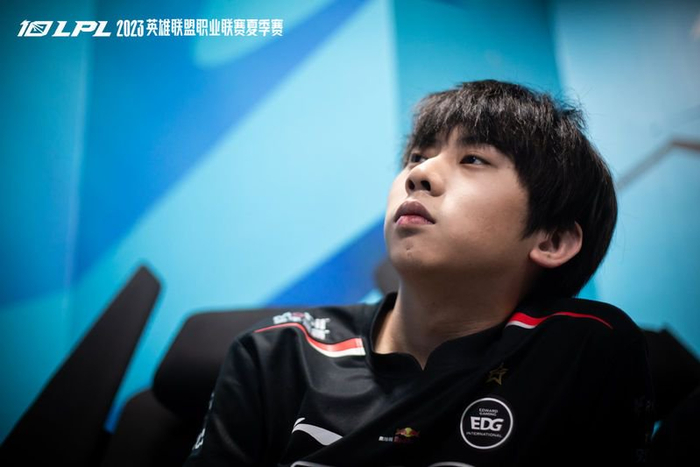 EDG赛后返图 Uzi抿嘴反思 FoFo满脸疲惫！__财经头条
