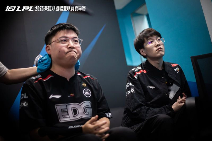 EDG赛后返图 Uzi抿嘴反思 FoFo满脸疲惫！__财经头条