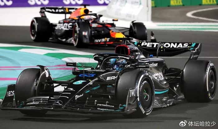 真是无奈！红牛RB19比W14快太多，拉塞尔：队友拯救了我