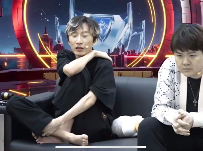 前LPL职业选手OTTO电棍这是要在解说席上放飞自我了？__财经头条