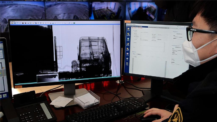 策克口岸：货运车辆“CT检测”，通关快捷又安全|口岸|通关|海关_新浪新闻