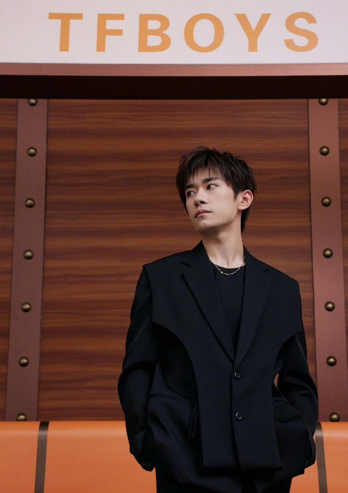 TFBOYS海报把3人P的好远，根据公开海报的经验……