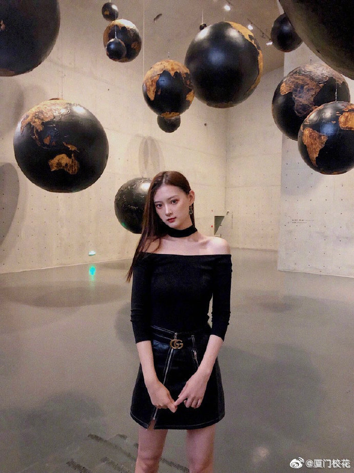 她叫金毅荷，98年，就读于南京财经大学，身高178cm，大长腿MM