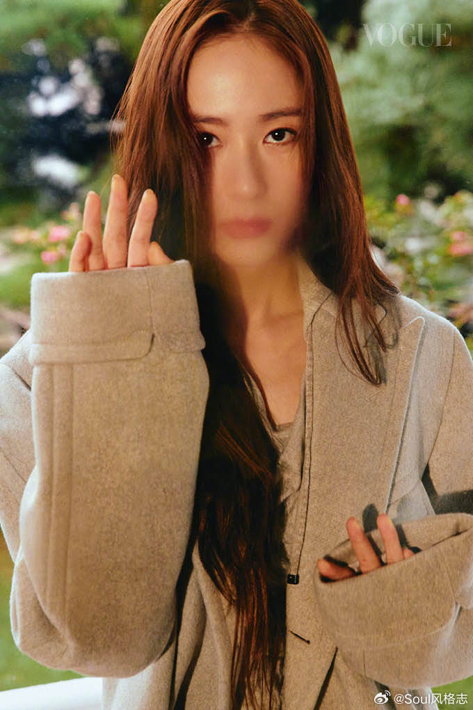 郑秀晶 X《VOGUE》新加坡版11月刊 慵懒而清冷的迷人韵味