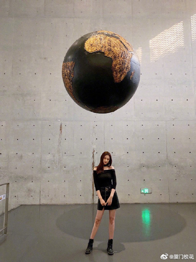 她叫金毅荷，98年，就读于南京财经大学，身高178cm，大长腿MM