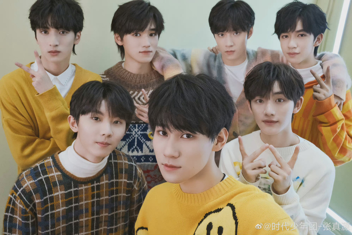 时代少年团出道两周年自拍合照……